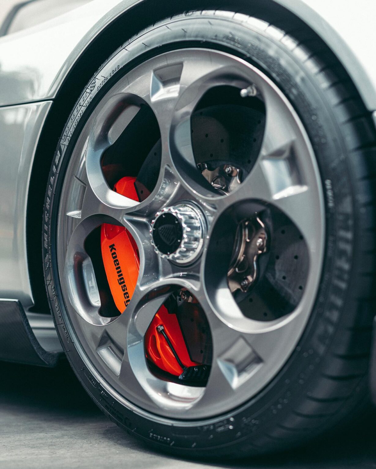 (video) Premieră la Pebble Beach: Modelul aniversar Koenigsegg CC850