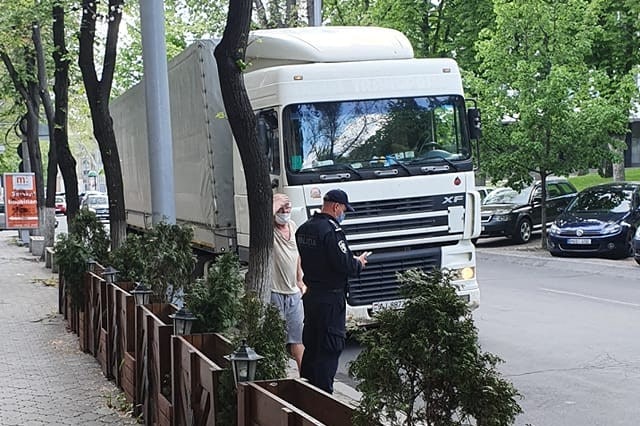 (foto) Un şofer s-a rătăcit şi a intrat cu TIR-ul din Belarus pe strada ...