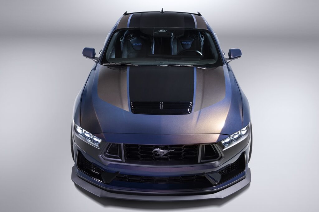 (foto) Noul Ford Mustang Dark Horse îşi arată interiorul