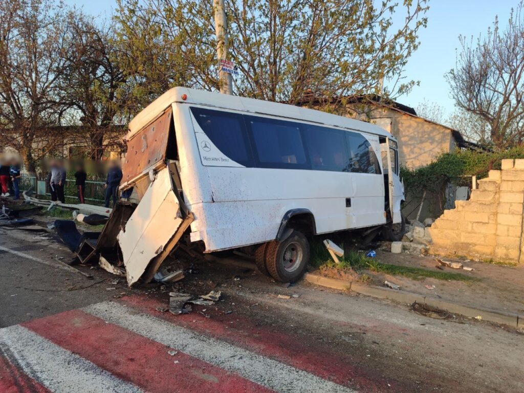 (video) Accident grav în Măgdăcești: 16 persoane au fost duse la ...