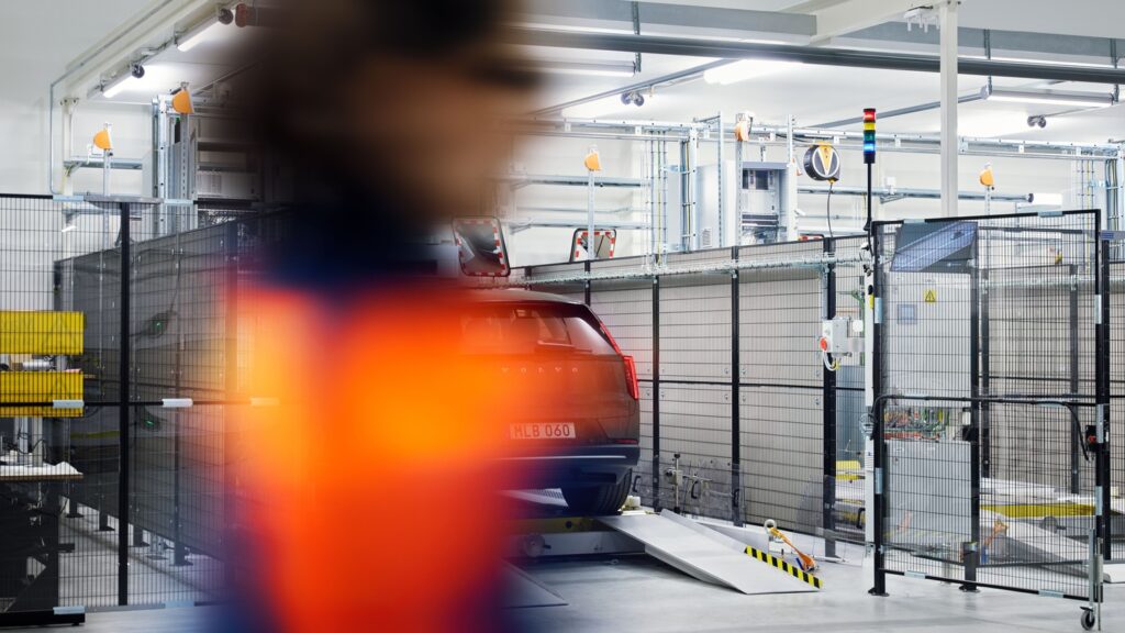 (P) Noul Volvo EX60 complet electric – mașina cu care poți purta o ...