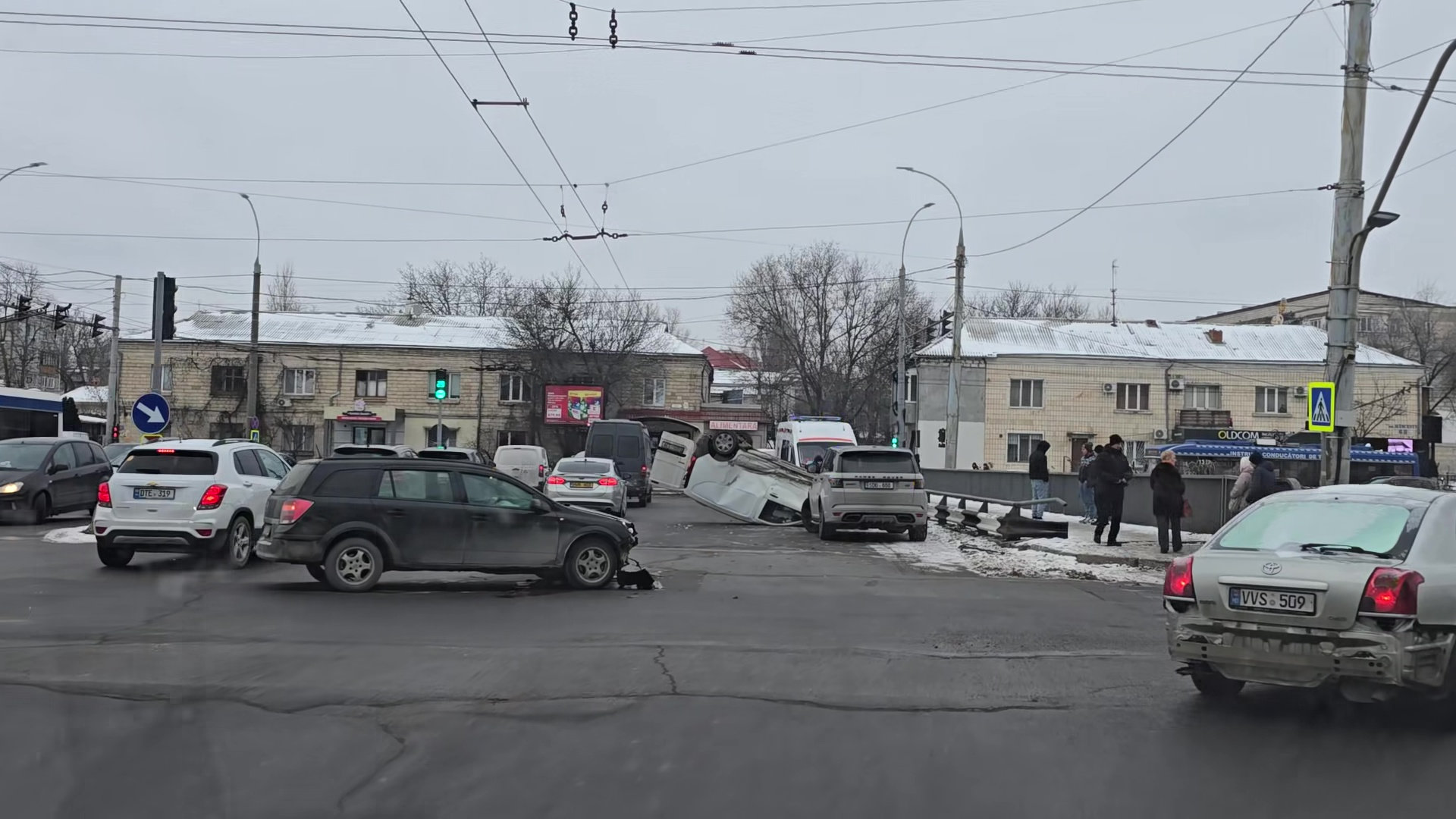 (video) O mașină s-a răsturnat pe podul din cartierul Telecentru