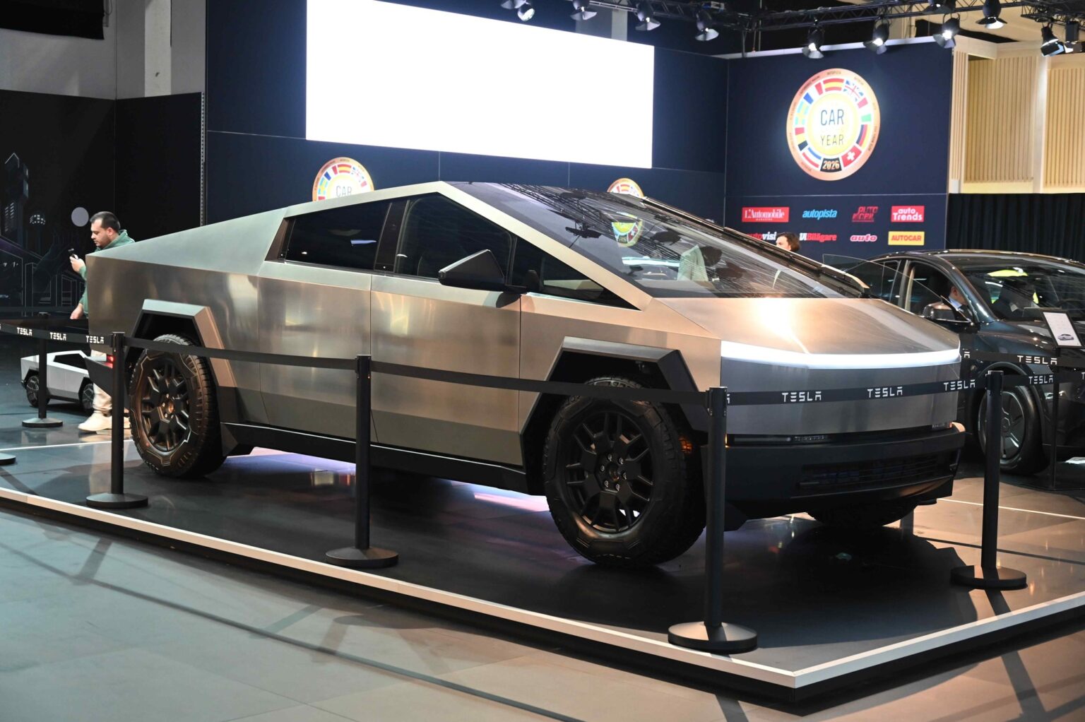 (video) Tesla la Brussels Motor Show 2026: Stand liniștit, Cybertruck ...